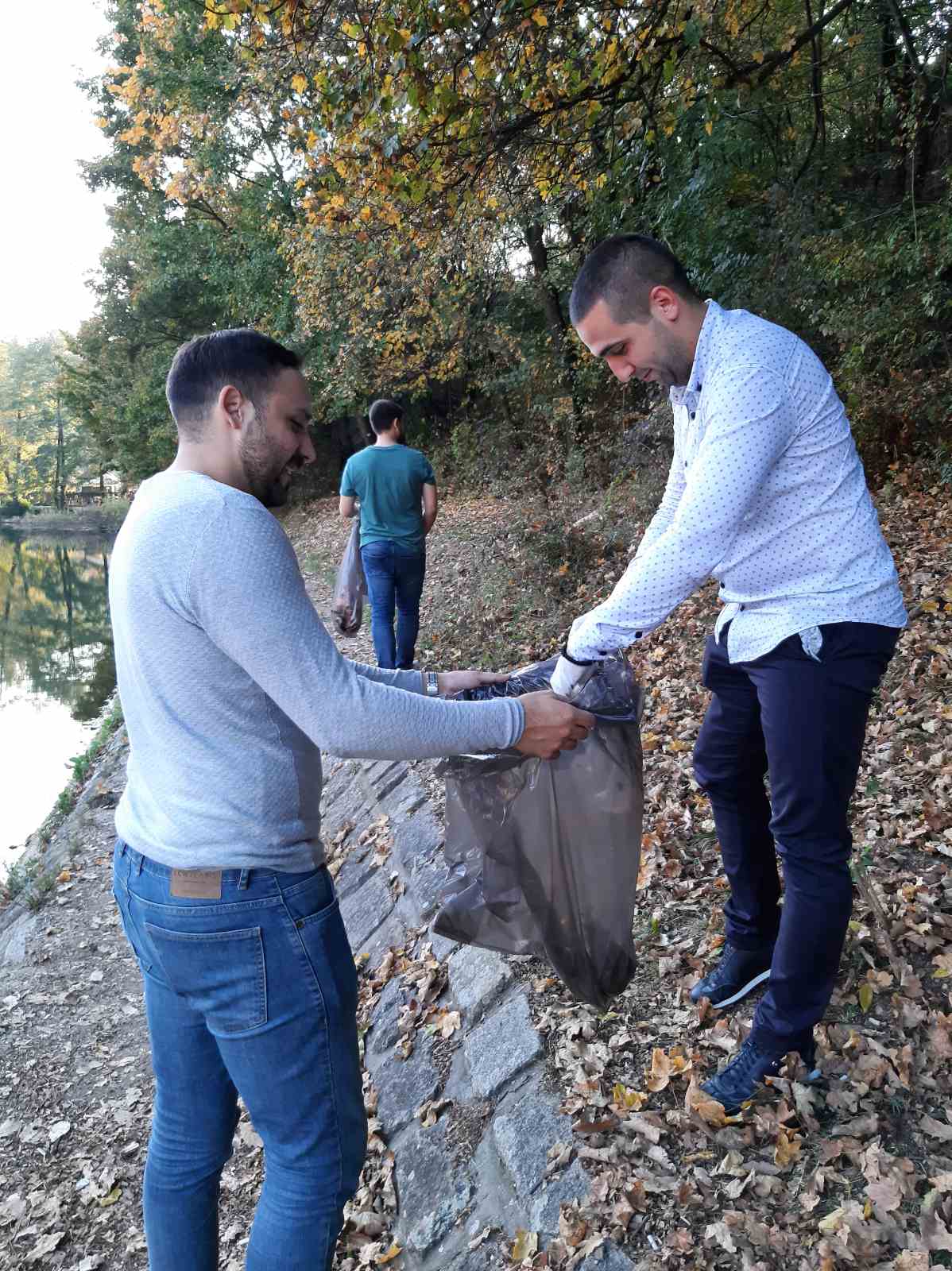Socijalistička omladina Valjeva sprovela akciju čišćenja obala reke ...