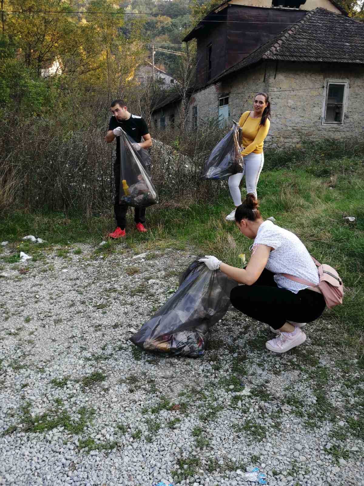 Socijalistička omladina Valjeva sprovela akciju čišćenja obala reke ...