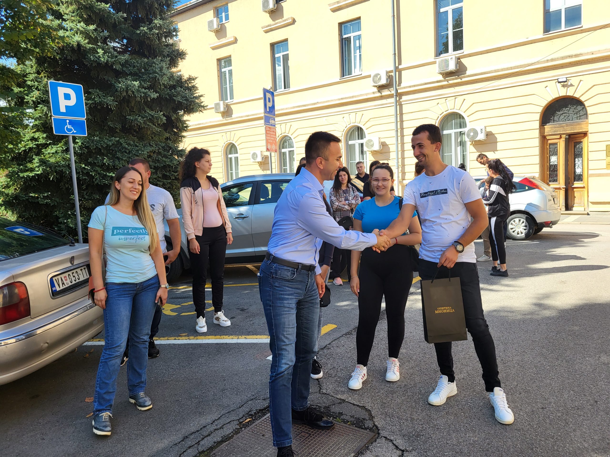 Besplatna auto sedišta i kolica za 28 mioničkih beba, prodiljama 40.000 ...